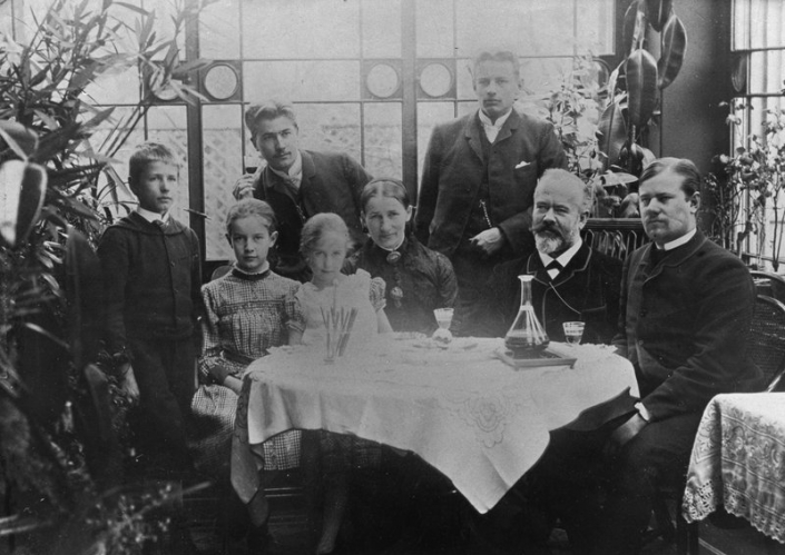 Familienbild der Webers, beide Eltern und die sechs Kinder, rechts Max ...